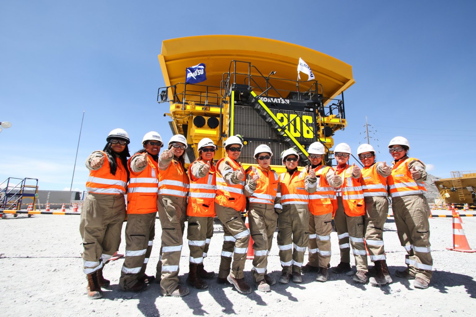Komatsu- Mitsui: Primer camión 980e-5SE es armado solo por técnicas mujeres